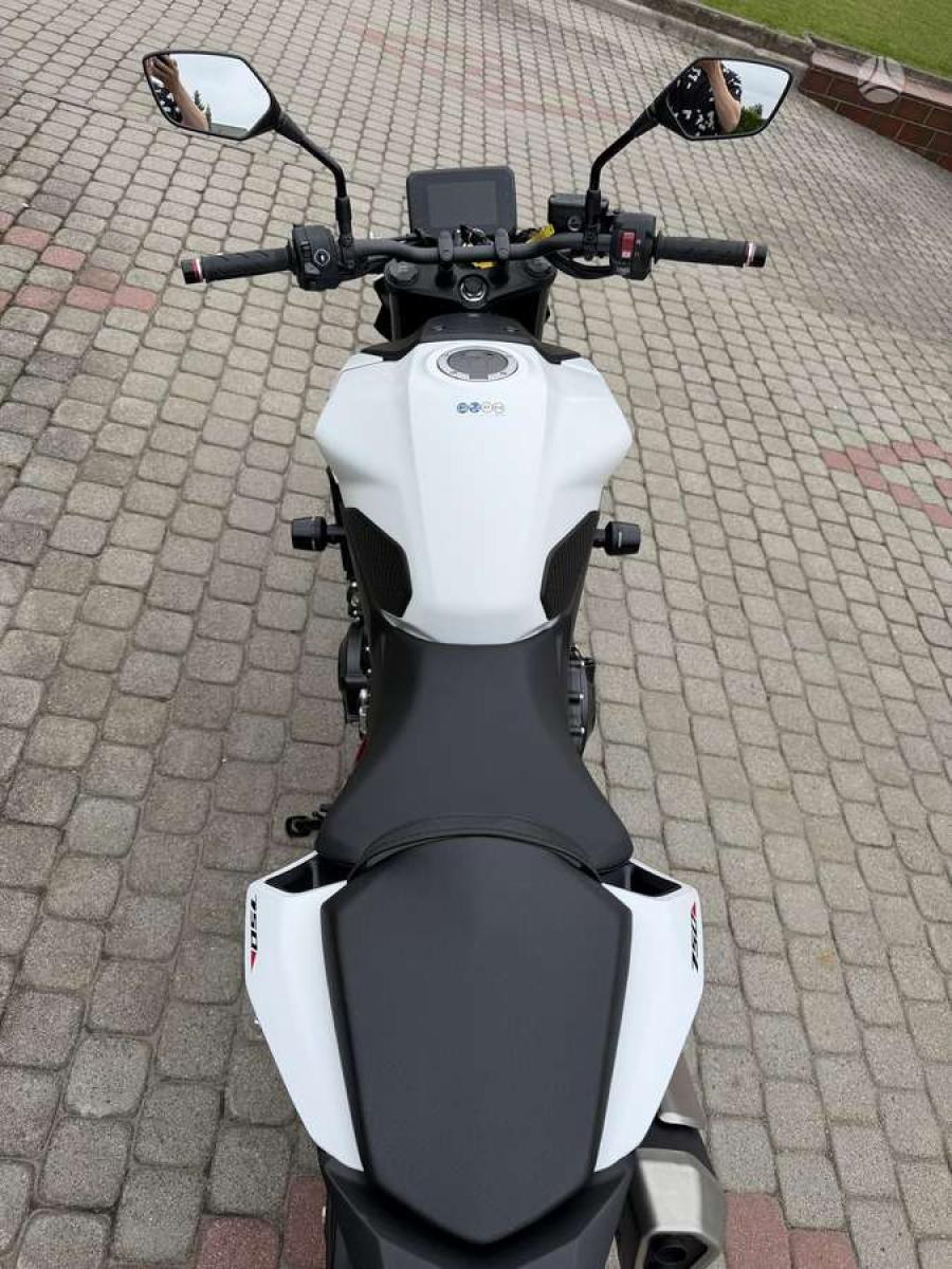 White Honda Hornet 2025 in Marijampole, with an engine capacity of 0.75 L and mileage of 2 thousand km for 5950 €, photo 11 on AUTOMOTO.COM.LV