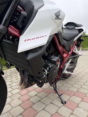 White Honda Hornet 2025 in Marijampole, with an engine capacity of 0.75 L and mileage of 2 thousand km for 5950 €, photo 18 on AUTOMOTO.COM.LV