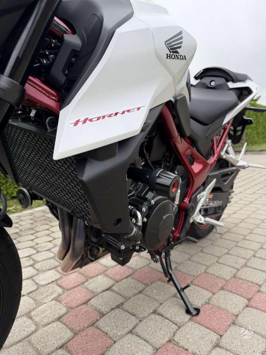 White Honda Hornet 2025 in Marijampole, with an engine capacity of 0.75 L and mileage of 2 thousand km for 5950 €, photo 18 on AUTOMOTO.COM.LV