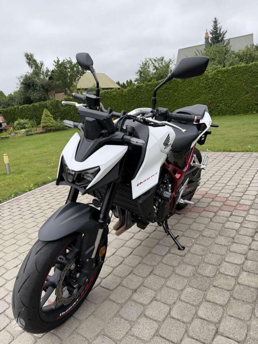 White Honda Hornet 2025 in Marijampole, with an engine capacity of 0.75 L and mileage of 2 thousand km for 5950 €, photo 19 on AUTOMOTO.COM.LV