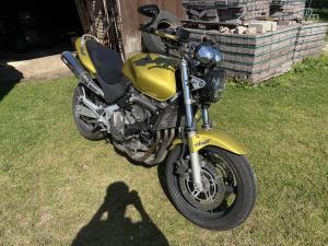 Dzeltens Honda Hornet 2003 Mažeikiai, ar dzinēja tilpumu 0.60 L un nobraukumu 41 tūkst. km par 1300 €, foto  vietnē AUTOMOTO.COM.LV