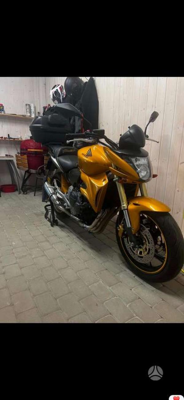 Yellow Honda Hornet 2007 in Gargzdai, with an engine capacity of 0.60 L and mileage of 48 thousand km for 3450 €, photo 4 on AUTOMOTO.COM.LV