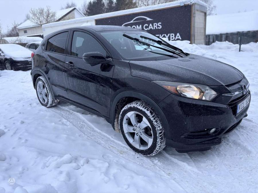 Black Honda HR-V 2016 in Gargzdai, with an engine capacity of 1.80 L and mileage of 111 thousand km for 13499 €, photo 4 on AUTOMOTO.COM.LV