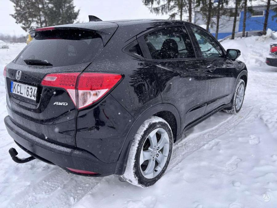 Black Honda HR-V 2016 in Gargzdai, with an engine capacity of 1.80 L and mileage of 111 thousand km for 13499 €, photo 5 on AUTOMOTO.COM.LV