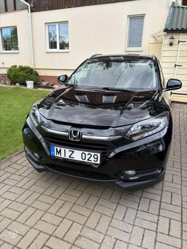Black Honda HR-V 2017 in Vilnius, with an engine capacity of 1.50 L and mileage of 247 thousand km for 11700 €, photo 1 on AUTOMOTO.COM.LV