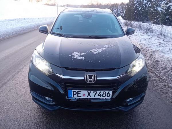 Black Honda HR-V 2016 in Vilnius, with an engine capacity of 1.50 L and mileage of 96 thousand km for 13700 €, photo 3 on AUTOMOTO.COM.LV