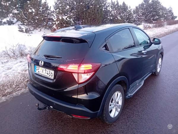 Black Honda HR-V 2016 in Vilnius, with an engine capacity of 1.50 L and mileage of 96 thousand km for 13700 €, photo 4 on AUTOMOTO.COM.LV