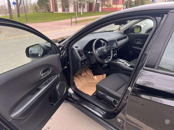 Melns Honda HR-V 2018 Plungė, ar dzinēja tilpumu 1.50 L un nobraukumu 112 tūkst. km par 11800 €, foto 6 vietnē AUTOMOTO.COM.LV