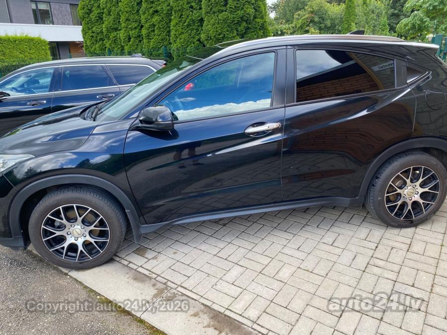 Black Honda HR-V 2017 in Tartu, with an engine capacity of 1.50 L and mileage of 115 thousand km for 14000 €, photo 4 on AUTOMOTO.COM.LV