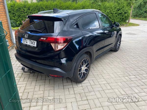 Black Honda HR-V 2017 in Tartu, with an engine capacity of 1.50 L and mileage of 115 thousand km for 14000 €, photo 5 on AUTOMOTO.COM.LV