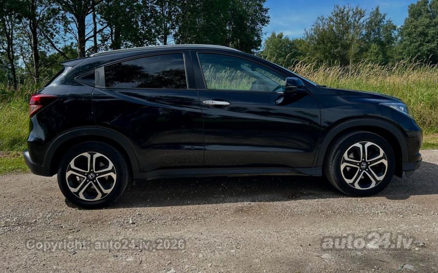 Black Honda HR-V 2018 in Paide, with an engine capacity of 1.50 L and mileage of 125 thousand km for 14999 €, photo 4 on AUTOMOTO.COM.LV