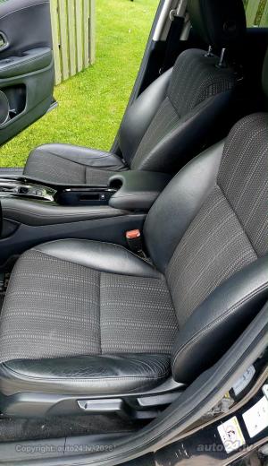 Black Honda HR-V 2018 in Paide, with an engine capacity of 1.50 L and mileage of 125 thousand km for 14999 €, photo 15 on AUTOMOTO.COM.LV