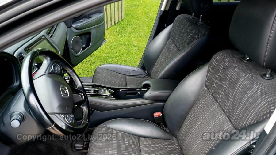 Black Honda HR-V 2018 in Paide, with an engine capacity of 1.50 L and mileage of 125 thousand km for 14999 €, photo 16 on AUTOMOTO.COM.LV