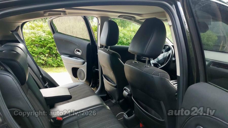 Black Honda HR-V 2018 in Paide, with an engine capacity of 1.50 L and mileage of 125 thousand km for 14999 €, photo 18 on AUTOMOTO.COM.LV