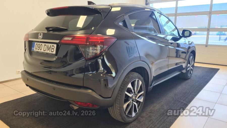 Black Honda HR-V 2019 in Tallinn, with an engine capacity of 1.50 L and mileage of 56 thousand km for 18900 €, photo 3 on AUTOMOTO.COM.LV