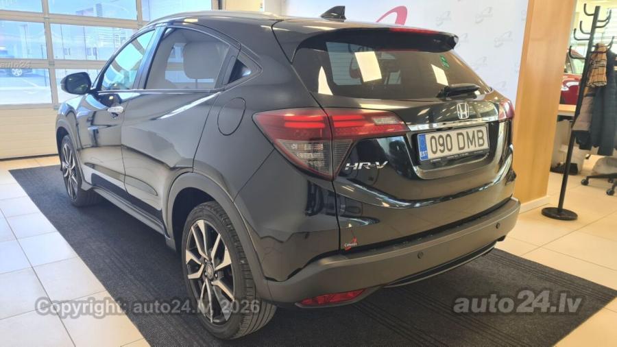 Black Honda HR-V 2019 in Tallinn, with an engine capacity of 1.50 L and mileage of 56 thousand km for 18900 €, photo 4 on AUTOMOTO.COM.LV