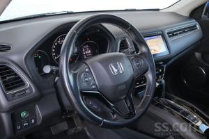 Blue Honda HR-V 2021 in Riga, with an engine capacity of 1.50 L and mileage of 82 thousand km for 16900 €, photo 12 on AUTOMOTO.COM.LV