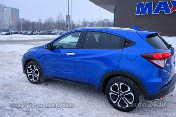 Blue Honda HR-V 2016 in Tallinn, with an engine capacity of 1.50 L and mileage of 175 thousand km for 11900 €, photo 3 on AUTOMOTO.COM.LV