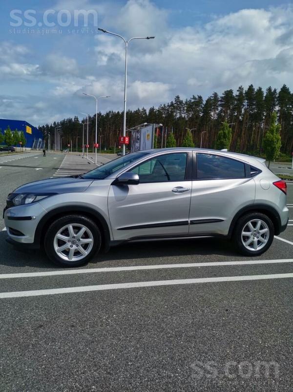 Honda HR-V 2015 in Riga, with an engine capacity of 1.50 L and mileage of 82 thousand km for 12300 €, photo 3 on AUTOMOTO.COM.LV