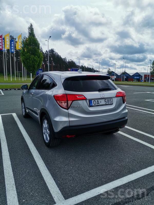 Honda HR-V 2015 in Riga, with an engine capacity of 1.50 L and mileage of 82 thousand km for 12300 €, photo 4 on AUTOMOTO.COM.LV