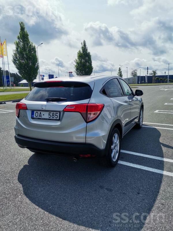 Honda HR-V 2015 in Riga, with an engine capacity of 1.50 L and mileage of 82 thousand km for 12300 €, photo 5 on AUTOMOTO.COM.LV