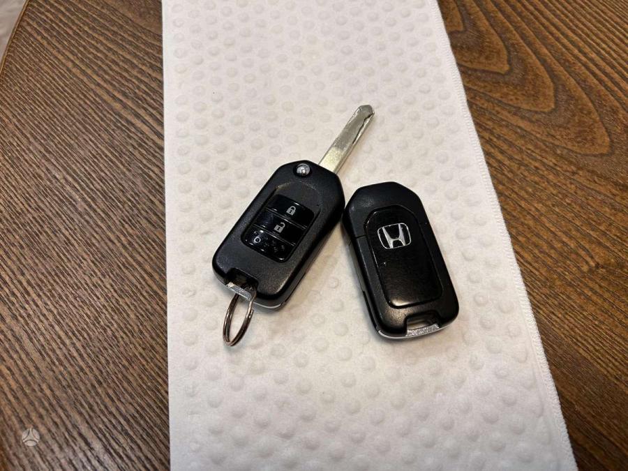 Grey Honda HR-V 2015 in Klaipeda, with an engine capacity of 1.60 L and mileage of 166 thousand km for 9500 €, photo 15 on AUTOMOTO.COM.LV