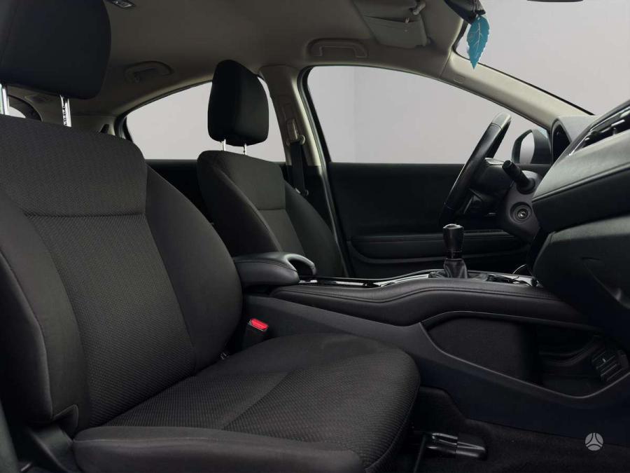 Grey Honda HR-V 2015 in Klaipeda, with an engine capacity of 1.60 L and mileage of 168 thousand km for 9499 €, photo 9 on AUTOMOTO.COM.LV