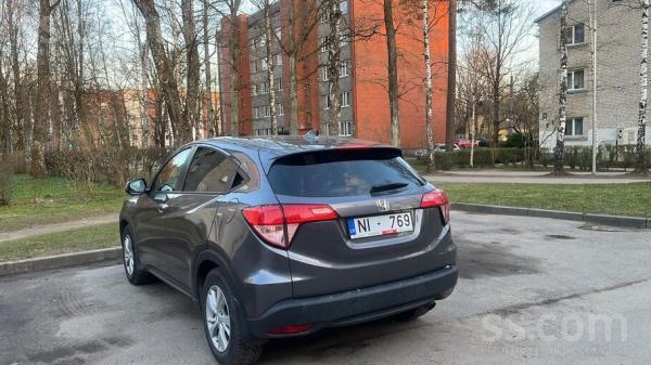 Pelēks Honda HR-V 2017 Ogre, ar dzinēja tilpumu 1.50 L un nobraukumu 72 tūkst. km par 17500 €, foto 4 vietnē AUTOMOTO.COM.LV