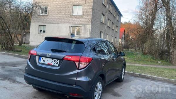 Pelēks Honda HR-V 2017 Ogre, ar dzinēja tilpumu 1.50 L un nobraukumu 72 tūkst. km par 17500 €, foto 3 vietnē AUTOMOTO.COM.LV