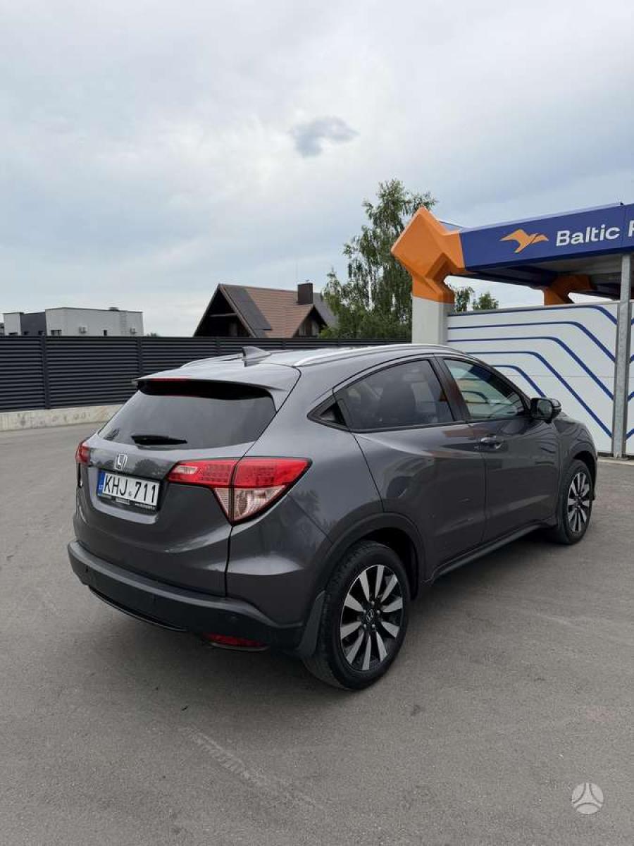 Grey Honda HR-V 2017 in Vilnius, with an engine capacity of 1.80 L and mileage of 110 thousand km for 10500 €, photo 4 on AUTOMOTO.COM.LV