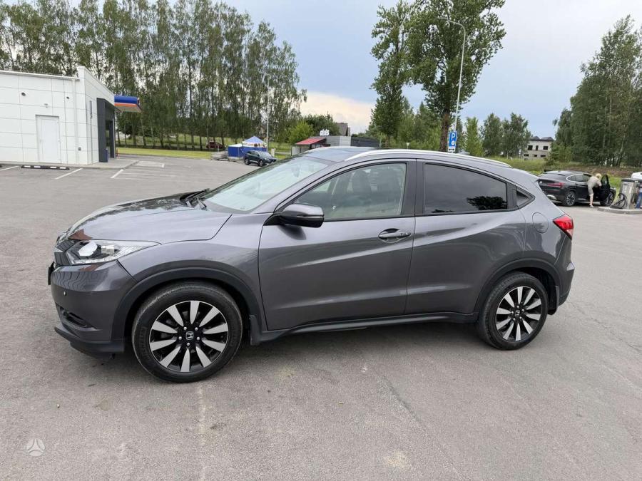 Grey Honda HR-V 2017 in Vilnius, with an engine capacity of 1.80 L and mileage of 110 thousand km for 10500 €, photo 7 on AUTOMOTO.COM.LV