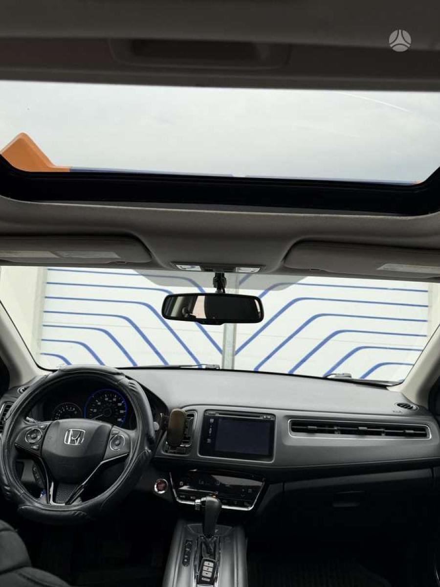 Grey Honda HR-V 2017 in Vilnius, with an engine capacity of 1.80 L and mileage of 110 thousand km for 10500 €, photo 8 on AUTOMOTO.COM.LV