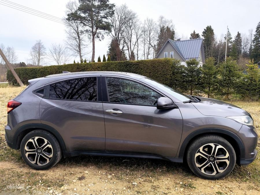 Grey Honda HR-V 2017 in Tallinn, with an engine capacity of 1.50 L and mileage of 92 thousand km for 14500 €, photo 20 on AUTOMOTO.COM.LV