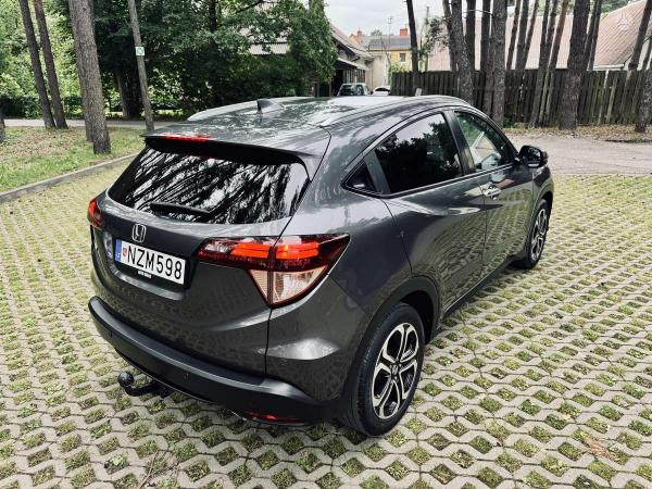 Grey Honda HR-V 2017 in Kaunas, with an engine capacity of 1.60 L and mileage of 238 thousand km for 9950 €, photo 3 on AUTOMOTO.COM.LV