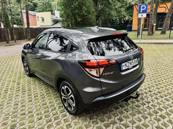 Grey Honda HR-V 2017 in Kaunas, with an engine capacity of 1.60 L and mileage of 238 thousand km for 9950 €, photo 4 on AUTOMOTO.COM.LV