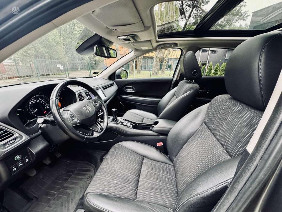 Grey Honda HR-V 2017 in Kaunas, with an engine capacity of 1.60 L and mileage of 238 thousand km for 9950 €, photo 6 on AUTOMOTO.COM.LV