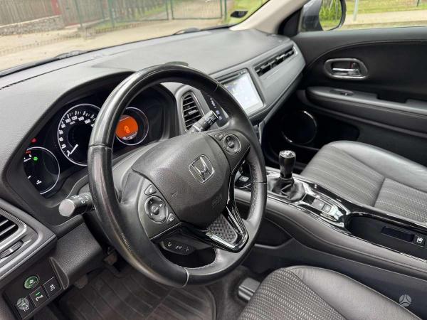 Grey Honda HR-V 2017 in Kaunas, with an engine capacity of 1.60 L and mileage of 238 thousand km for 10000 €, photo 6 on AUTOMOTO.COM.LV