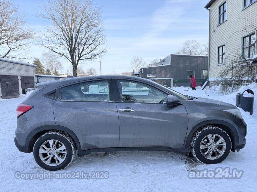 Pelēks Honda HR-V 2015 Tallina, ar dzinēja tilpumu 1.50 L un nobraukumu 119 tūkst. km par 10900 €, foto 4 vietnē AUTOMOTO.COM.LV