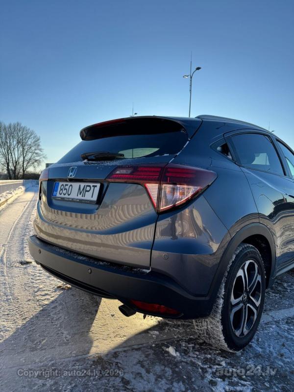Grey Honda HR-V 2016 in Tallinn, with an engine capacity of 1.50 L and mileage of 132 thousand km for 11500 €, photo 5 on AUTOMOTO.COM.LV