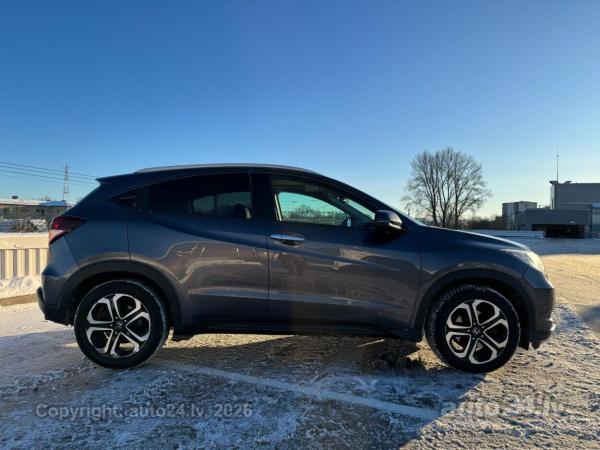 Grey Honda HR-V 2016 in Tallinn, with an engine capacity of 1.50 L and mileage of 132 thousand km for 11500 €, photo 6 on AUTOMOTO.COM.LV