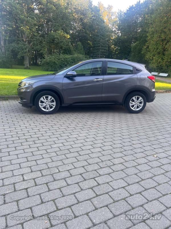 Honda HR-V 2017 in Tallinn on AUTOMOTO.COM.LV Grey Honda HR-V 2017 in Tallinn, with an engine capacity of 1.50 L and mileage of 115 thousand km for 13000 €, photo 3 on AUTOMOTO.COM.LV