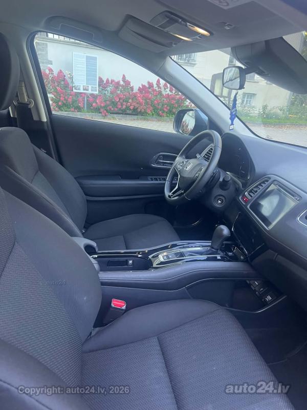 Honda HR-V 2017 in Tallinn on AUTOMOTO.COM.LV Grey Honda HR-V 2017 in Tallinn, with an engine capacity of 1.50 L and mileage of 115 thousand km for 13000 €, photo 8 on AUTOMOTO.COM.LV