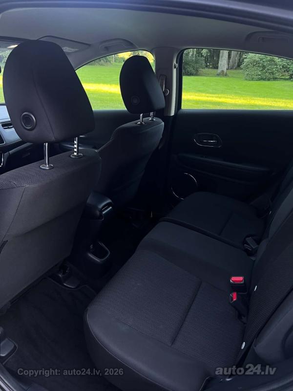 Honda HR-V 2017 in Tallinn on AUTOMOTO.COM.LV Grey Honda HR-V 2017 in Tallinn, with an engine capacity of 1.50 L and mileage of 115 thousand km for 13000 €, photo 9 on AUTOMOTO.COM.LV