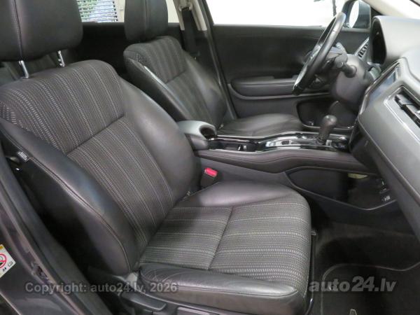 Honda HR-V 2017 in Tallinn on AUTOMOTO.COM.LV Grey Honda HR-V 2017 in Tallinn, with an engine capacity of 1.50 L and mileage of 117 thousand km for 13700 €, photo 5 on AUTOMOTO.COM.LV