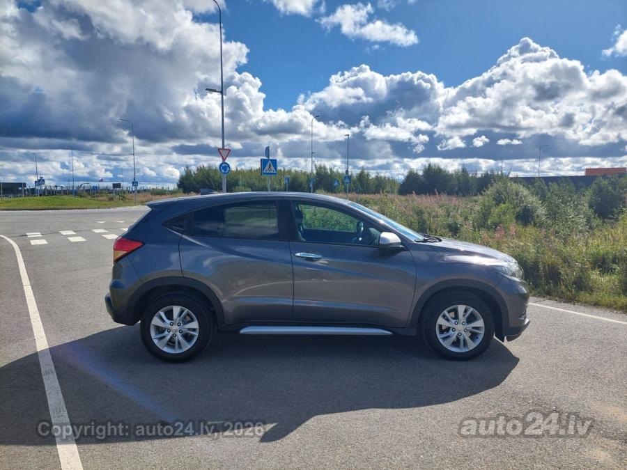 Grey Honda HR-V 2018 in Tallinn, with an engine capacity of 1.50 L and mileage of 150 thousand km for 14200 €, photo 6 on AUTOMOTO.COM.LV