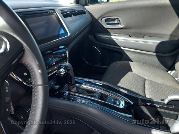 Pelēks Honda HR-V 2018 Tallina, ar dzinēja tilpumu 1.50 L un nobraukumu 150 tūkst. km par 14200 €, foto 9 vietnē AUTOMOTO.COM.LV