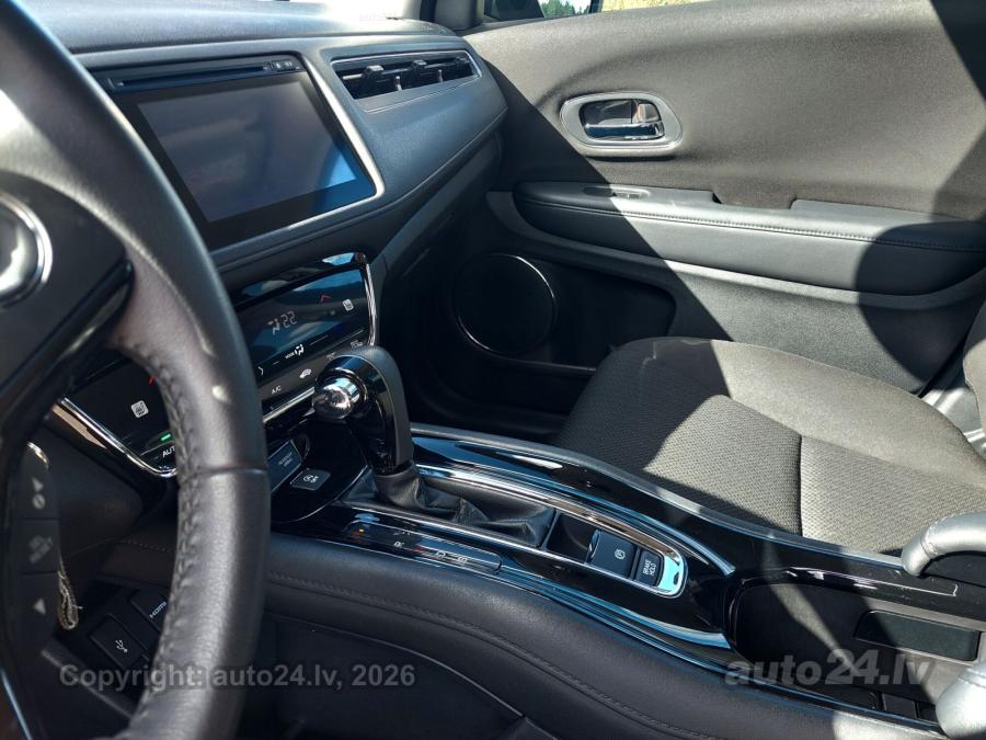 Grey Honda HR-V 2018 in Tallinn, with an engine capacity of 1.50 L and mileage of 150 thousand km for 14200 €, photo 10 on AUTOMOTO.COM.LV