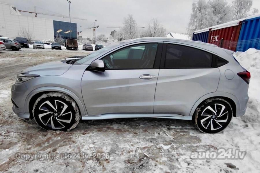 Pelēks Honda HR-V 2020 Tallina, ar dzinēja tilpumu 1.50 L un nobraukumu 49 tūkst. km par 21000 €, foto 3 vietnē AUTOMOTO.COM.LV