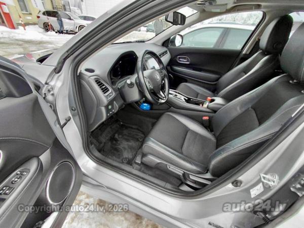 Grey Honda HR-V 2020 in Tallinn, with an engine capacity of 1.50 L and mileage of 49 thousand km for 21000 €, photo 6 on AUTOMOTO.COM.LV