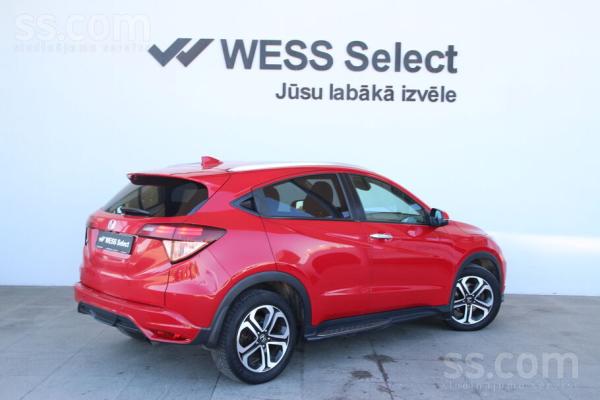 Red Honda HR-V 2017 in Riga, with an engine capacity of 1.50 L and mileage of 119 thousand km for 13900 €, photo 3 on AUTOMOTO.COM.LV